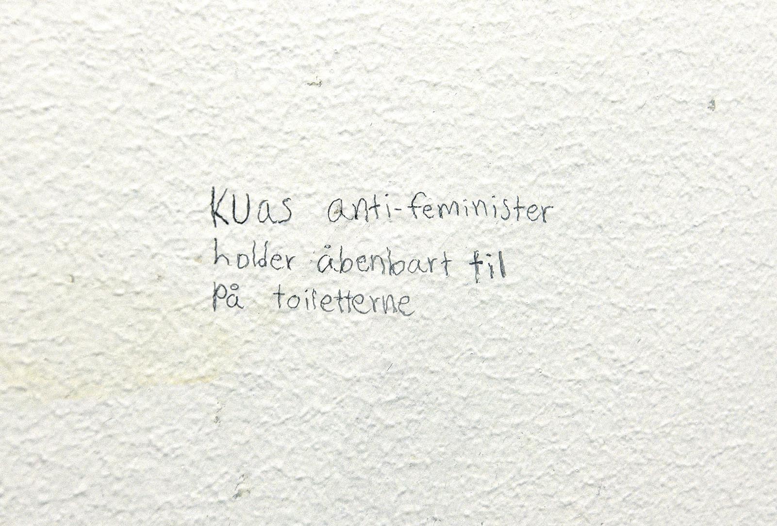 På KUA2 står tidsånden skrevet på toiletvæggene