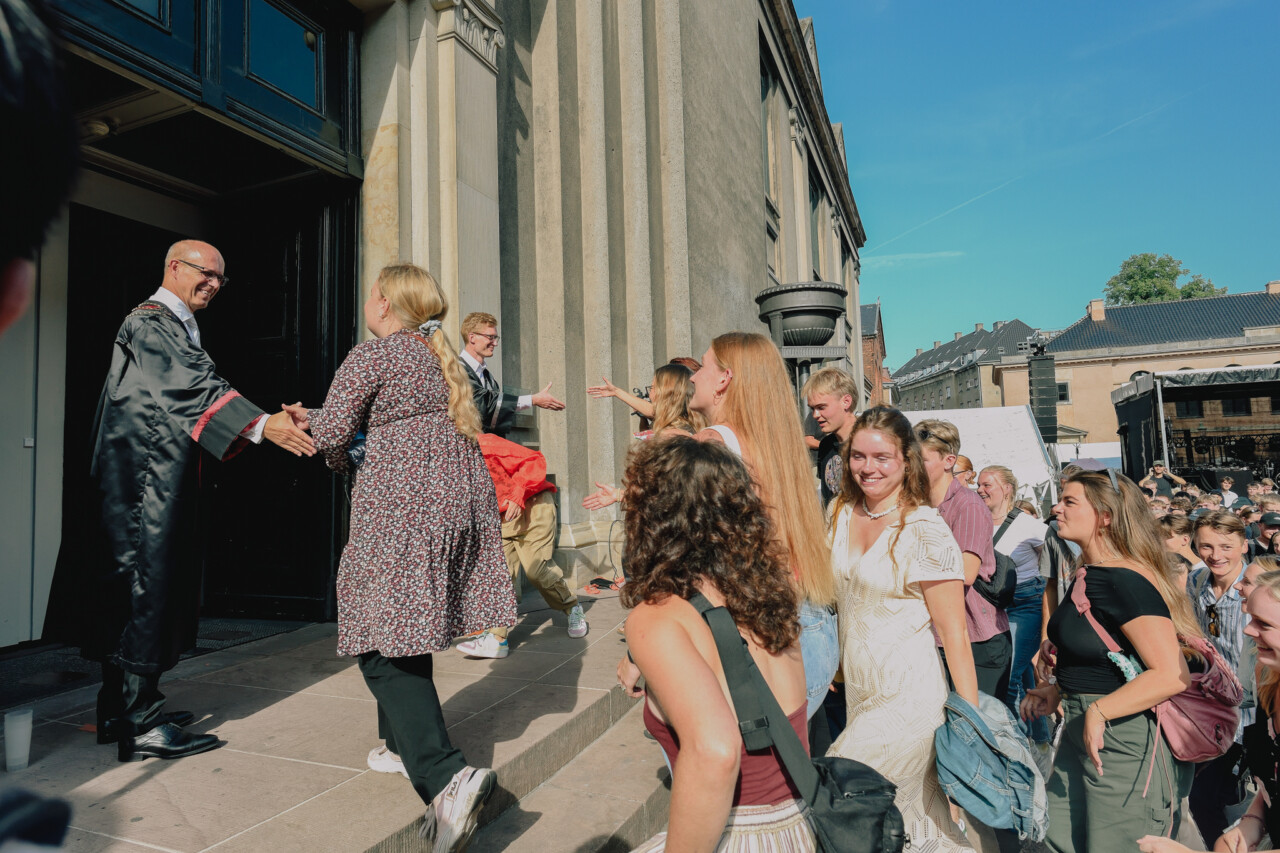 »Hang in and work hard – but also hang out « — 4,000 new students at ...