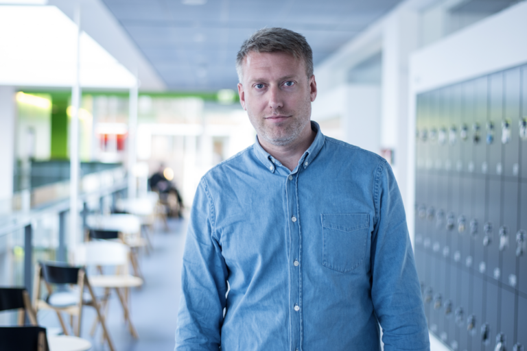 Lektor Rasmus Elling har slukket sin telefon for journalister: Det skal ...