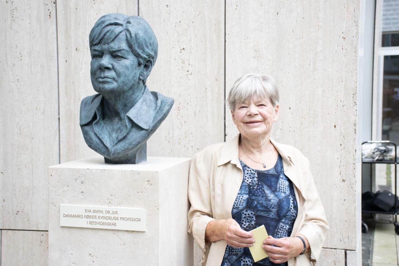 Eva Smith overhaler Henrik Wegener indenom med buste